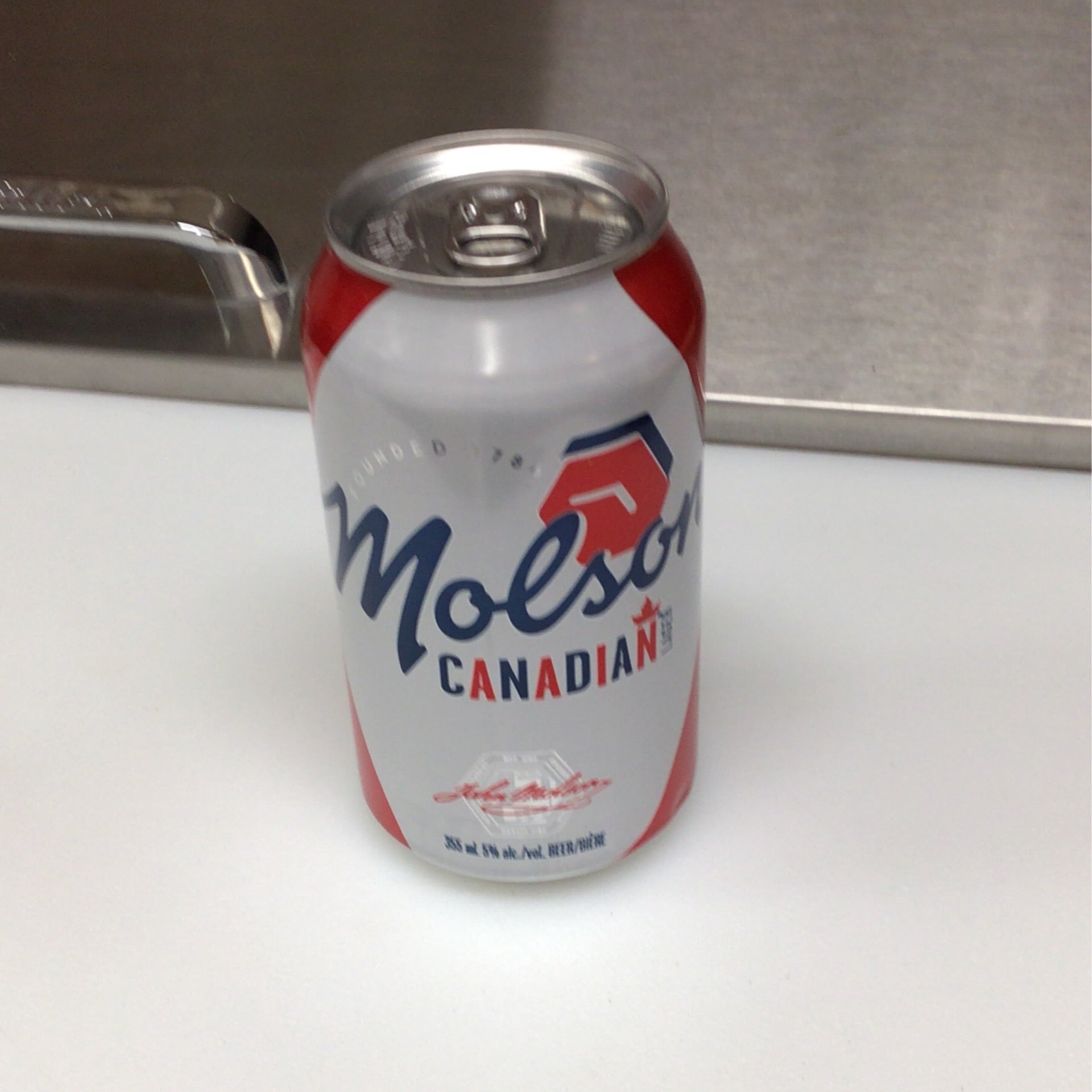 Molson Canadian 355 ml | La Bienvenue Restaurant and Pub